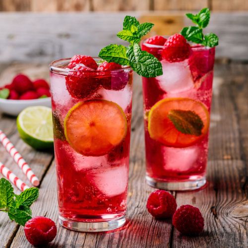 10 receitas de drinks com vinho rosé para refrescar o calor